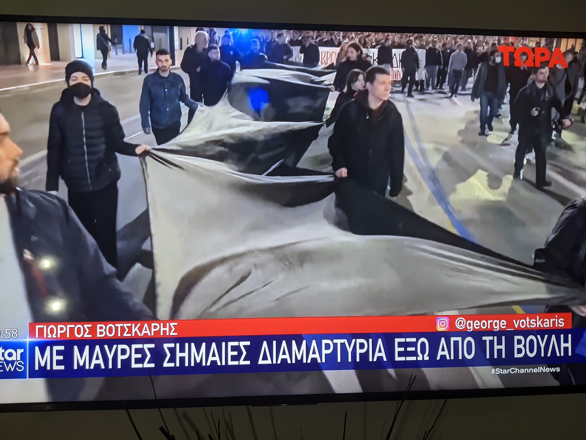 FNews Επεισόδια έξω απο την Βουλή